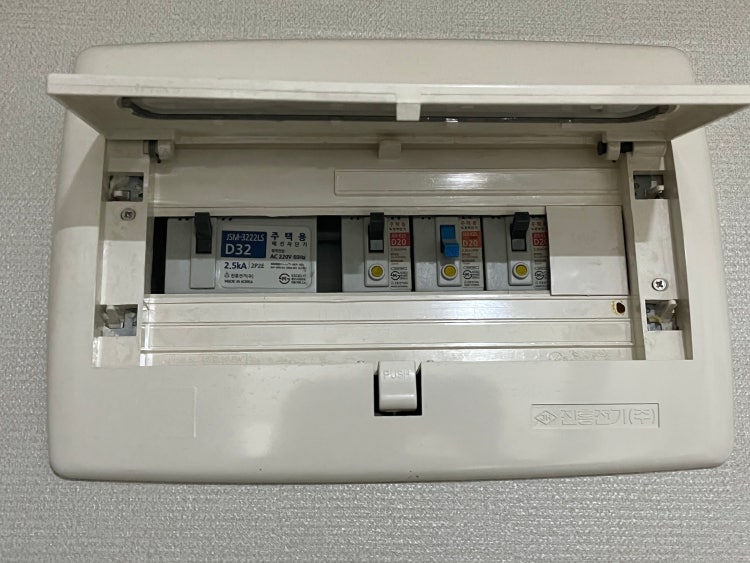 급 갑자기 차단기가 내려가서 전기를 아예 못쓰게 되었는데 어떻게 해야되나요 지식in