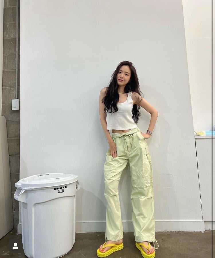 손나은 연두색 카고바지 지식in
