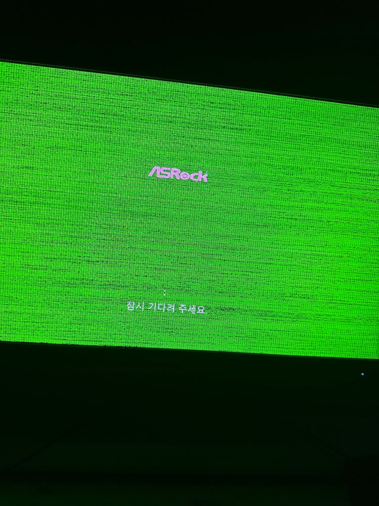 컴퓨터 화면이 이러는데 왜그런지아시는분갑자기 안키다가 켜니깐 이래요 ㅠㅠ 윈도우도 응답을 안한다하고여왜그런지아시는분