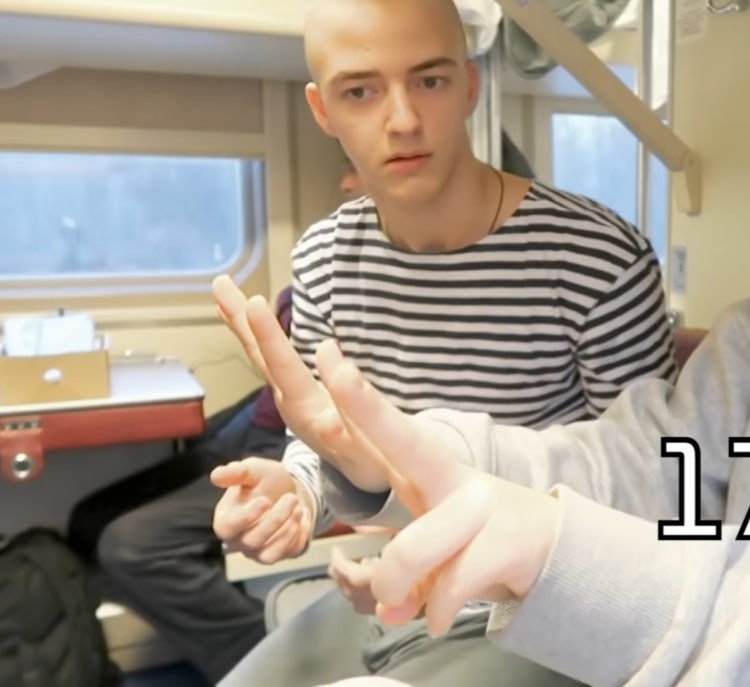 이중 예쁘게 생긴 군인은? : 지식iN